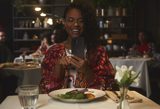 Motorola Razr Camera: Best Low Light Camera Phone? | Motorola